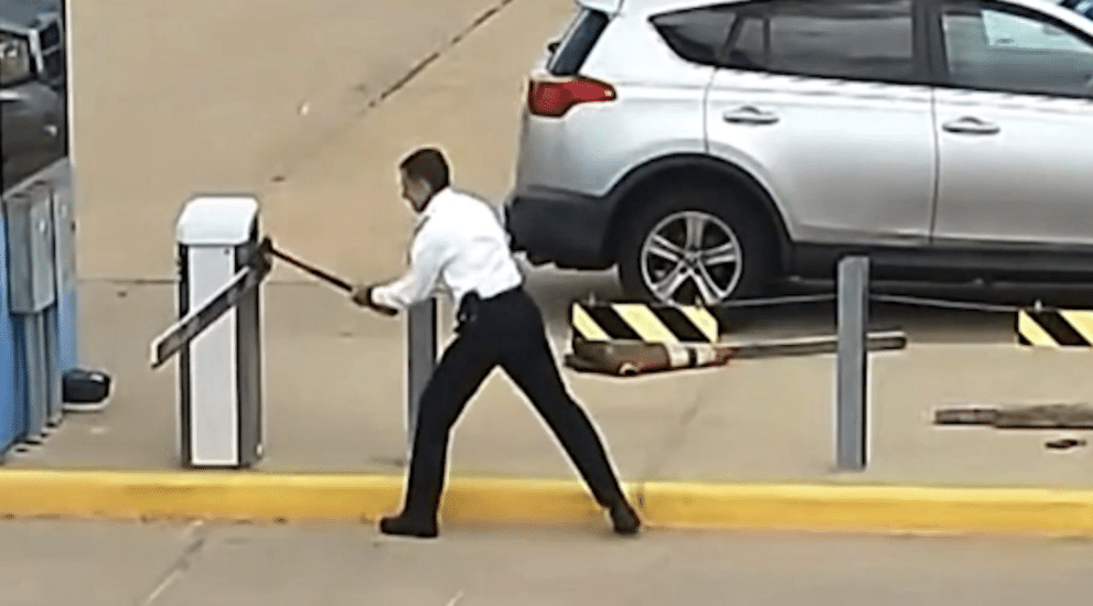 SMITE PLAN: United Airlines Pilot LOSES IT, Attacks Parking Gate Arm ...