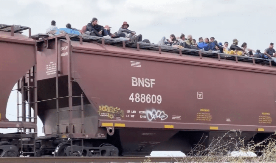 ALL ABOARD! Mexican Migrant Train Heading Towards U.S. Southern Border ...