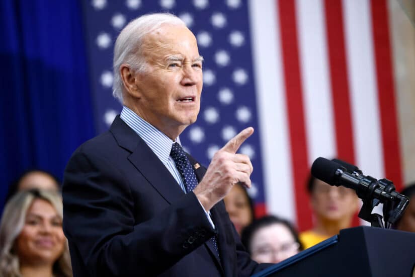 'SHUSH UP!': Joe Gets Into it with Heckler, Screams and Coughs During ...