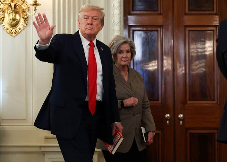 MOMENT OF PEACE: Photographer Catches Rubio Handing Trump Note Ahead of ...